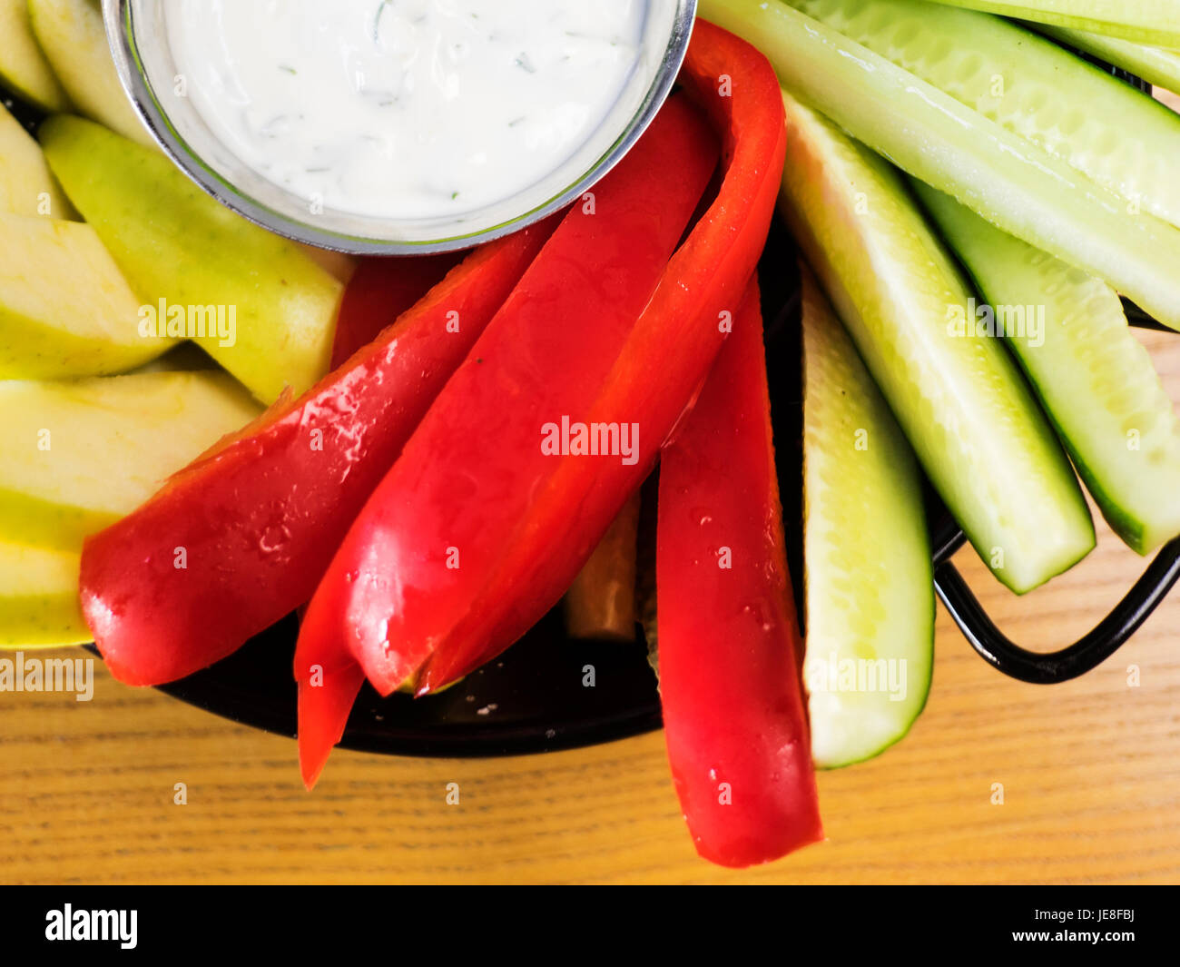 Green DEEP salad with vegetables Stock Photo - Alamy