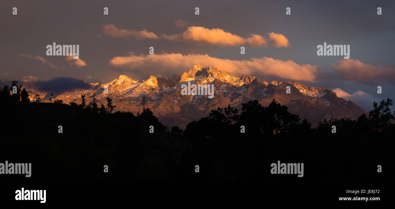 Picos de europa mountains spain sunset hi-res stock photography and ...