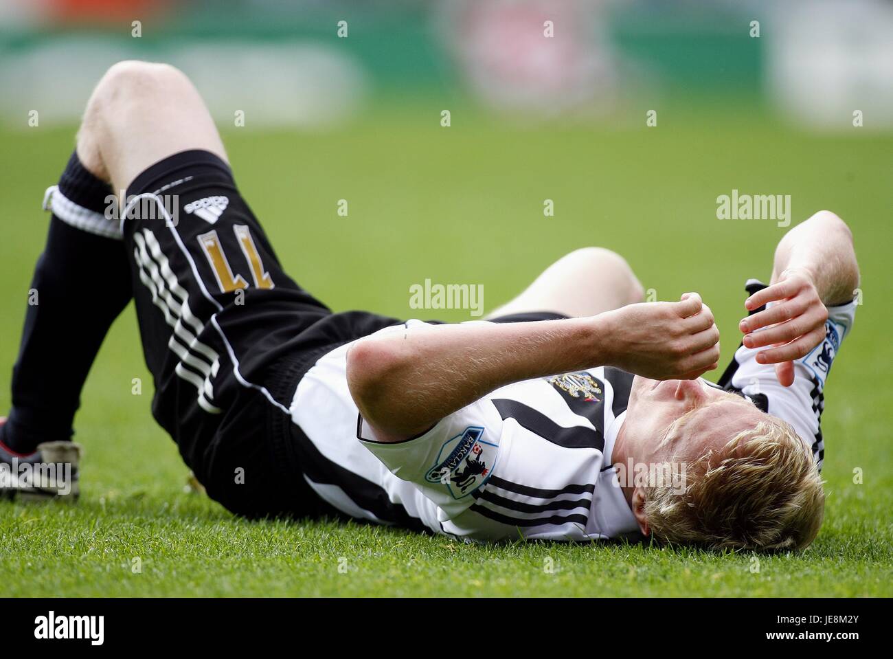 DAMIEN DUFF NEWCASTLE UNITED FC VILLA PARK ASTON BIRMINGAM ENGLAND 27 ...