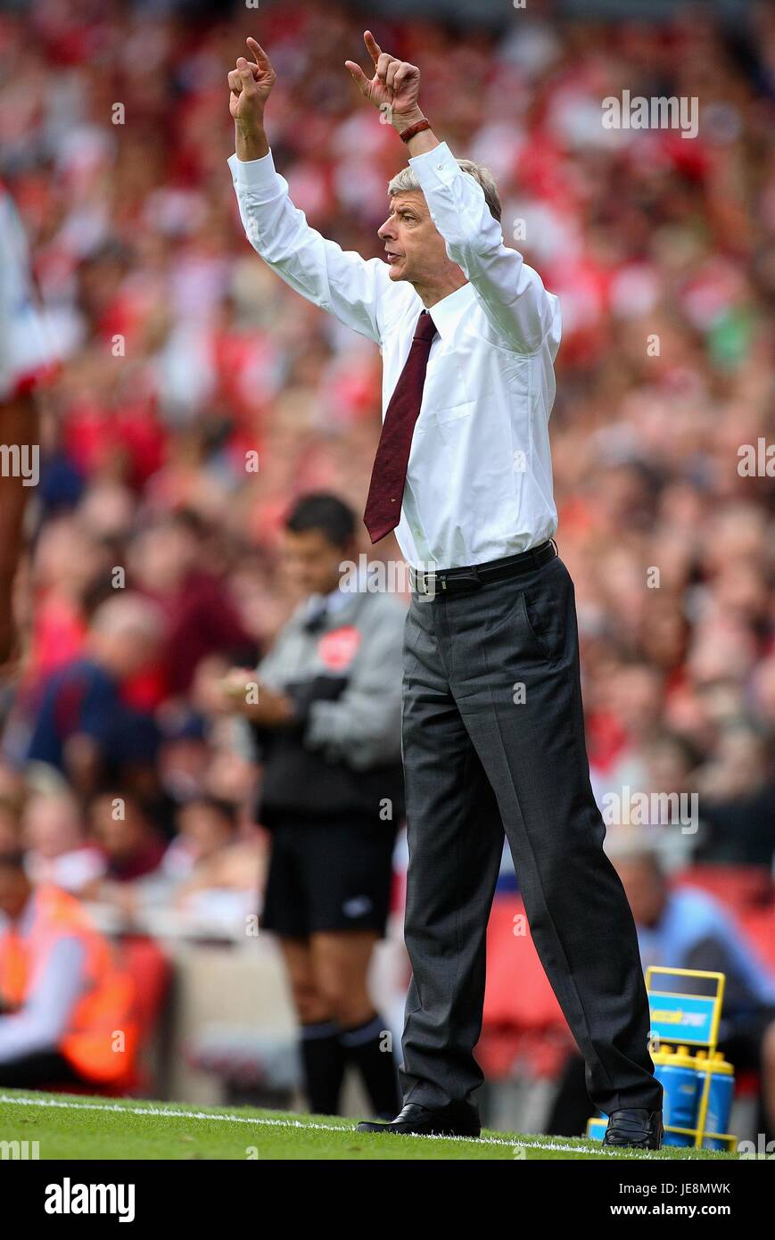 ARSENE WENGER ARSENAL FC MANAGER EMIRATES STADIUM ARSENAL LONDON 19 ...
