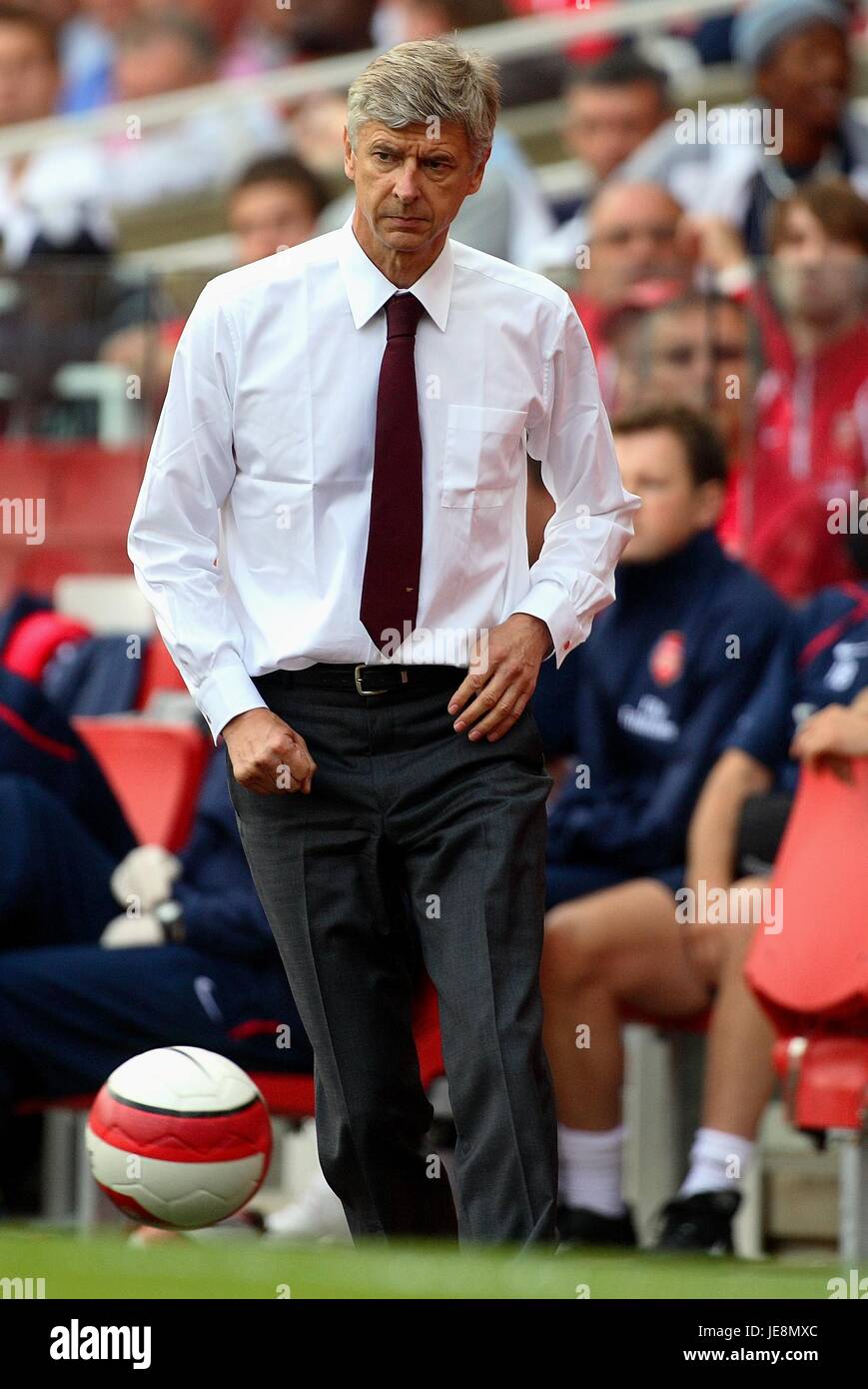 Emirates stadium arsene wenger hi-res stock photography and images - Alamy