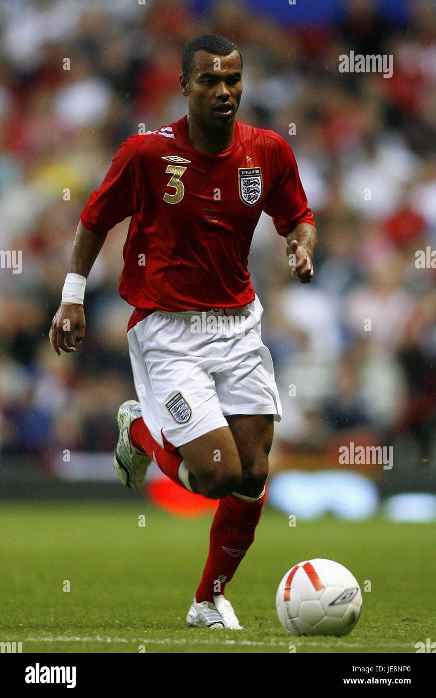 ASHLEY COLE ENGLAND & ARSENAL FC OLD TRAFFORD MANCHESTER ENGLAND 16 ...