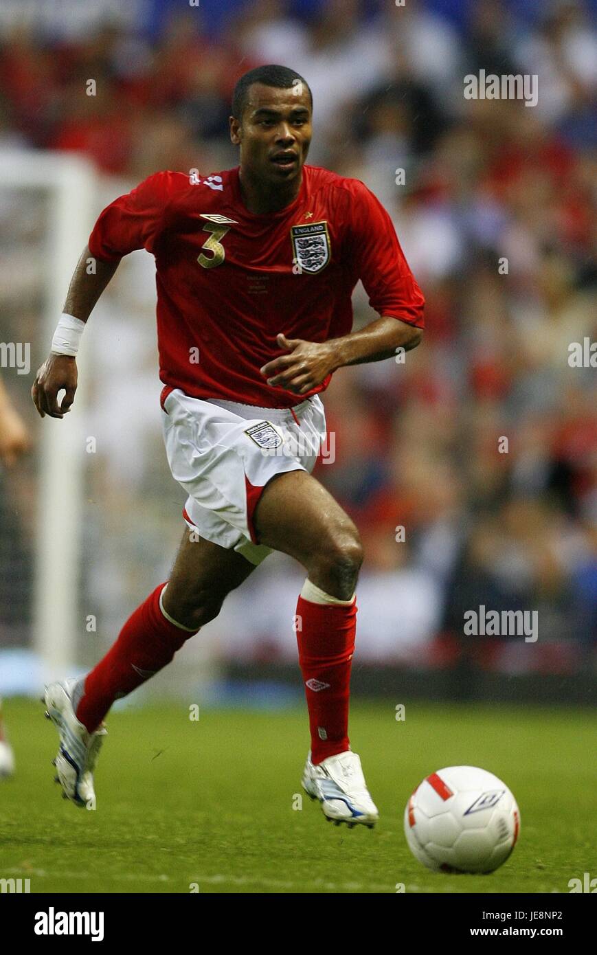 ASHLEY COLE ENGLAND & ARSENAL FC OLD TRAFFORD MANCHESTER ENGLAND 16 ...