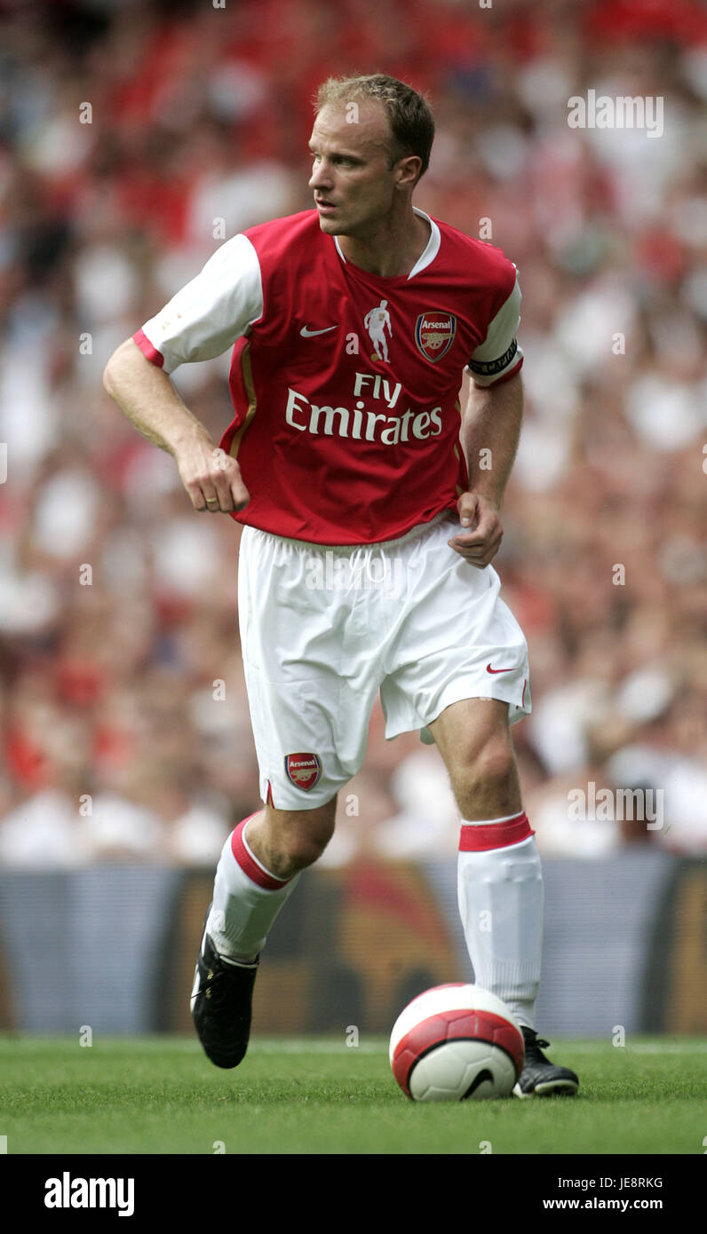 DENNIS BERGKAMP ARSENAL FC ASHBURTON GROVE STADIUM LONDON ENGLAND 22 ...