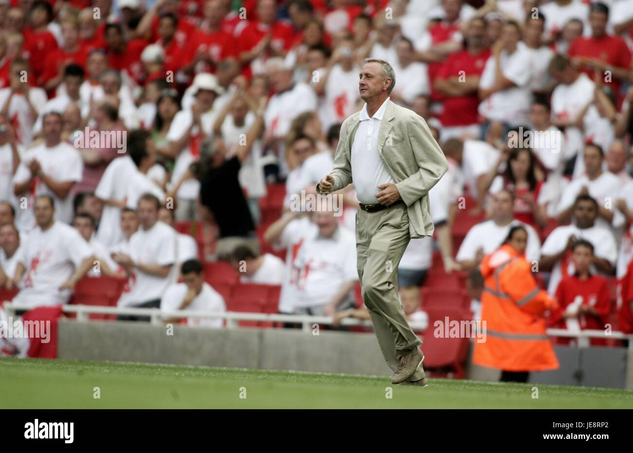JOHAN CRUYFF FOOTBALLER & COACH ASHBURTON GROVE STADIUM LONDON ENGLAND ...