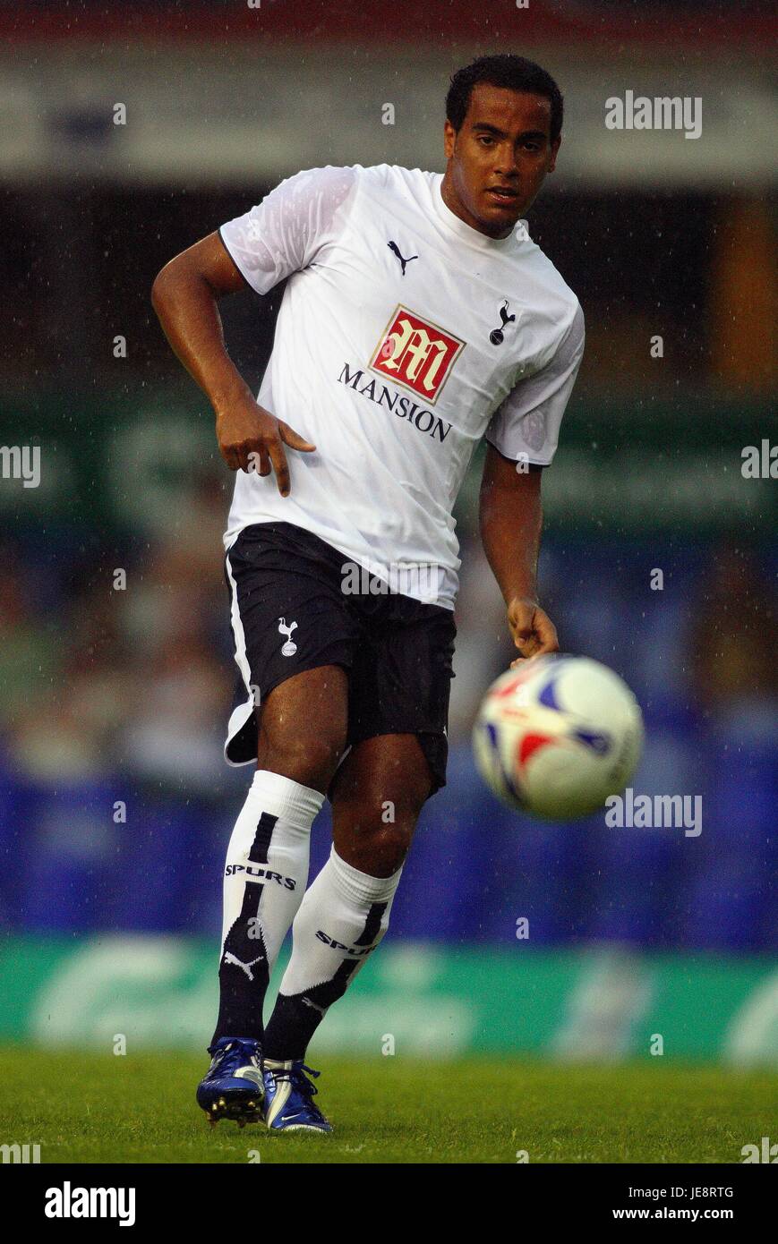 Tottenham hotspurs tom huddlestone hi-res stock photography and images ...