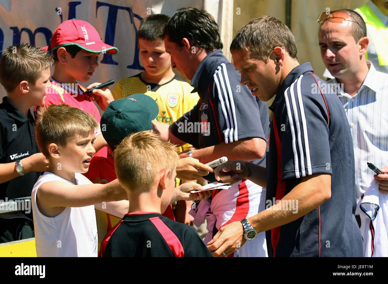 CRAIG BELLAMY & ROBBIE FOWLER LIVERPOOL FC RACECOURSE GROUND WREXHAM ...