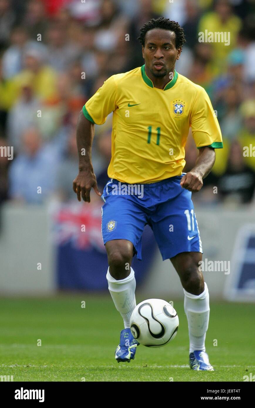 ZE ROBERTO BRAZIL & BAYERN MUNICH STADE DE GENEVA GENEVA SWITZERLAND 04 ...
