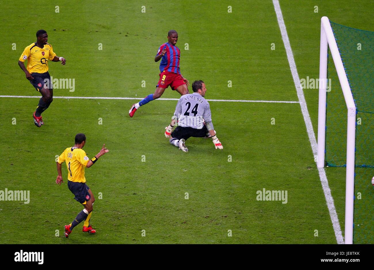 SAMUEL ETO`O & MANUEL ALMUNIA FC BARCELONA V ARSENAL STADE DE FRANCE ...