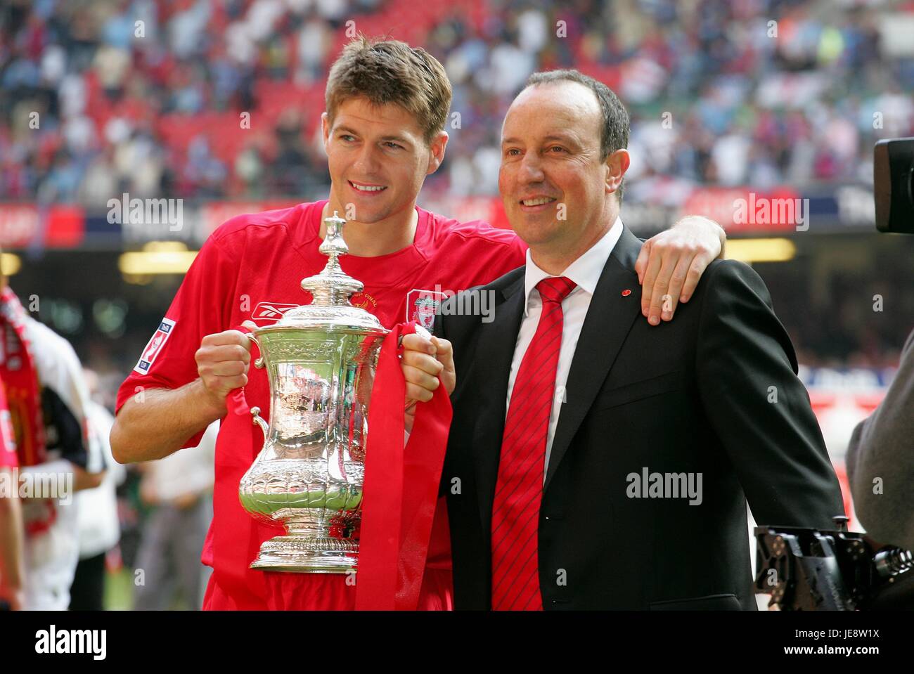 STEVEN GERRARD & RAFAEL BENITE LIVERPOOL V WEST HAM MILLENNIUM STADIUM ...