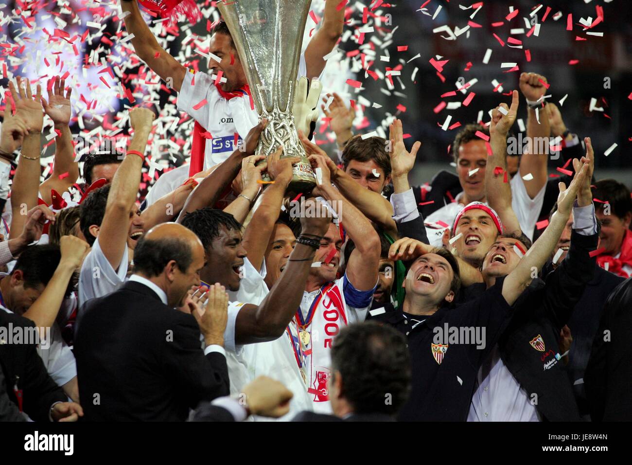 JAVI NAVARRO LIFTS UEFA CUP MIDDLESBROUGH V SEVILLA FC PHILIPS STADIUM ...