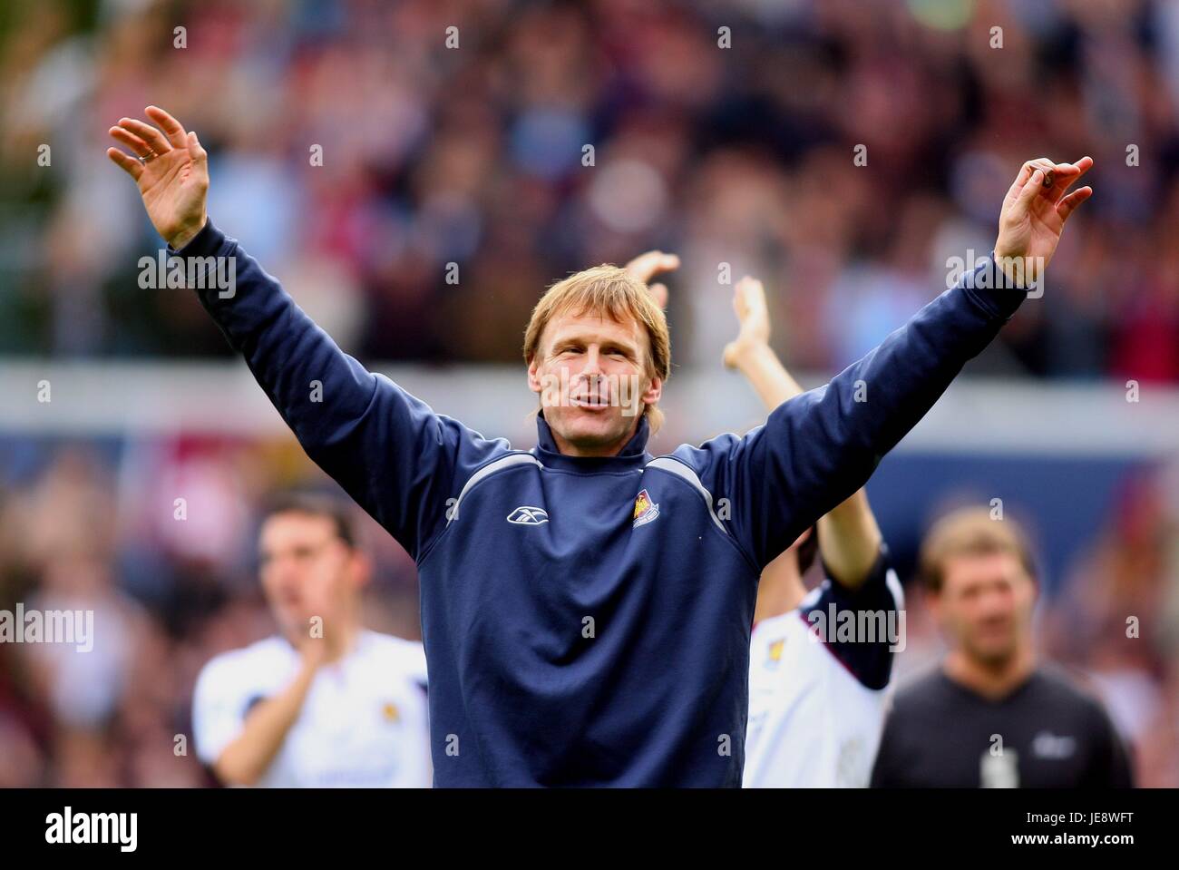 Football Celebrating Teddy Sheringham High Resolution Stock Photography ...