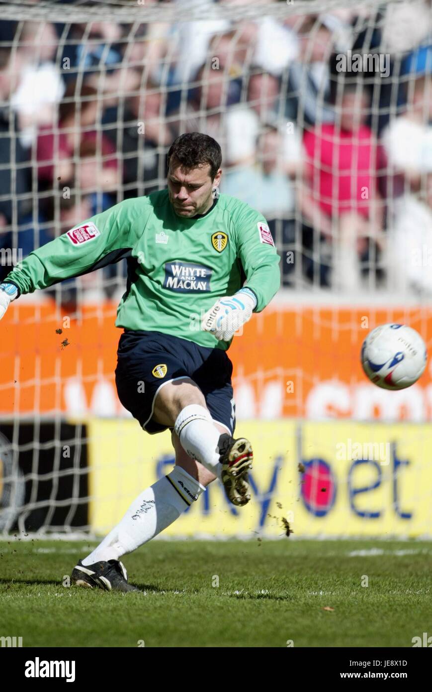 NEIL SULLIVAN LEEDS UNITED FC KC STADIUM HULL ENGLAND 01 April 2006 ...