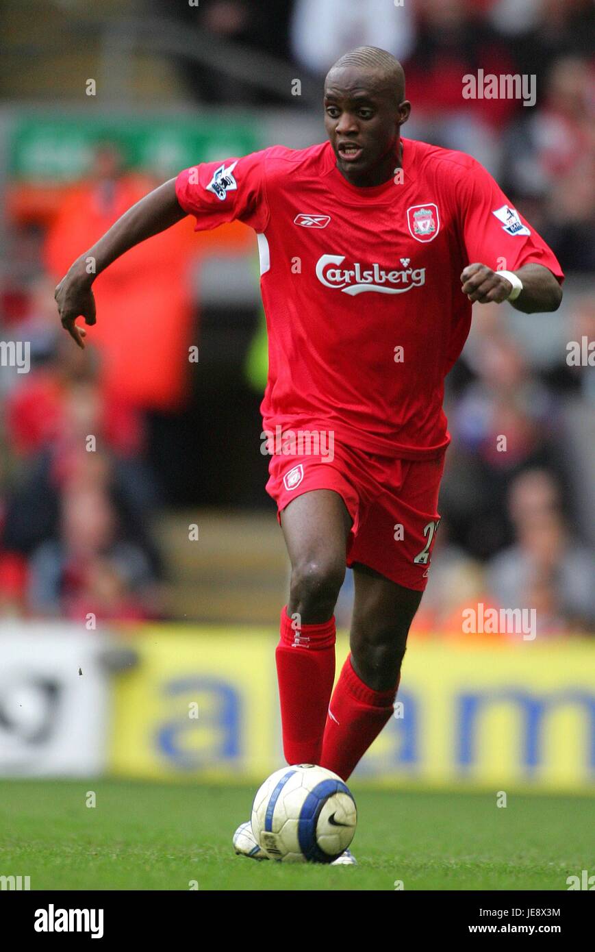 MOMO SISSOKO LIVERPOOL FC ANFIELD LIVERPOOL ENGLAND 25 March 2006 Stock ...