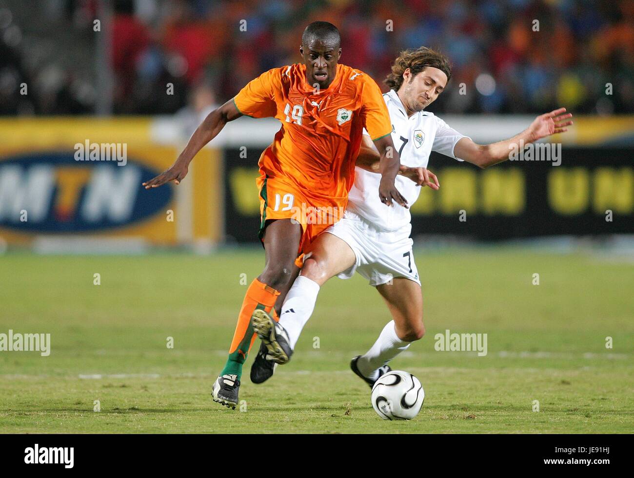 JEHAD MUNTASER & YAYA TOURE LIBYA V IVORY COAST CAIRO STADIUM CAIRO EGYPT 24 January 2006 Stock ...