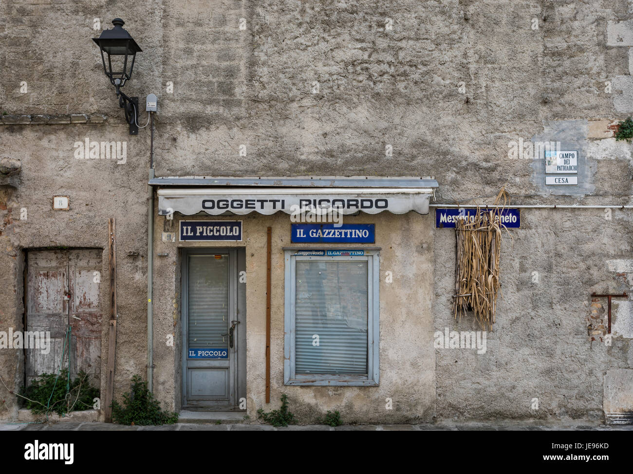 Old abandoned storefront hi-res stock photography and images - Alamy