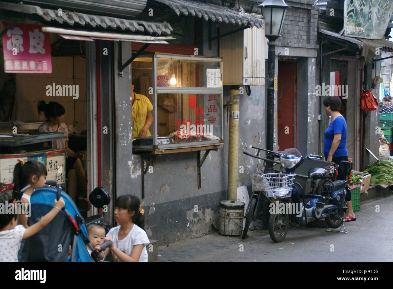 Beijings hutongs hi-res stock photography and images - Alamy