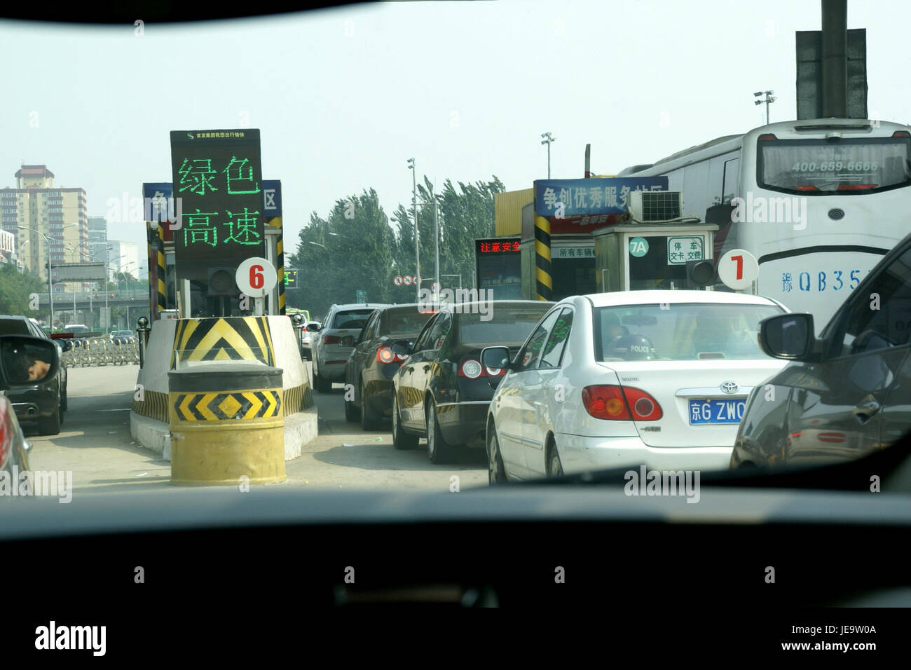 The toll station G6 on the Jingzang Expressway in Beijing is a key ...