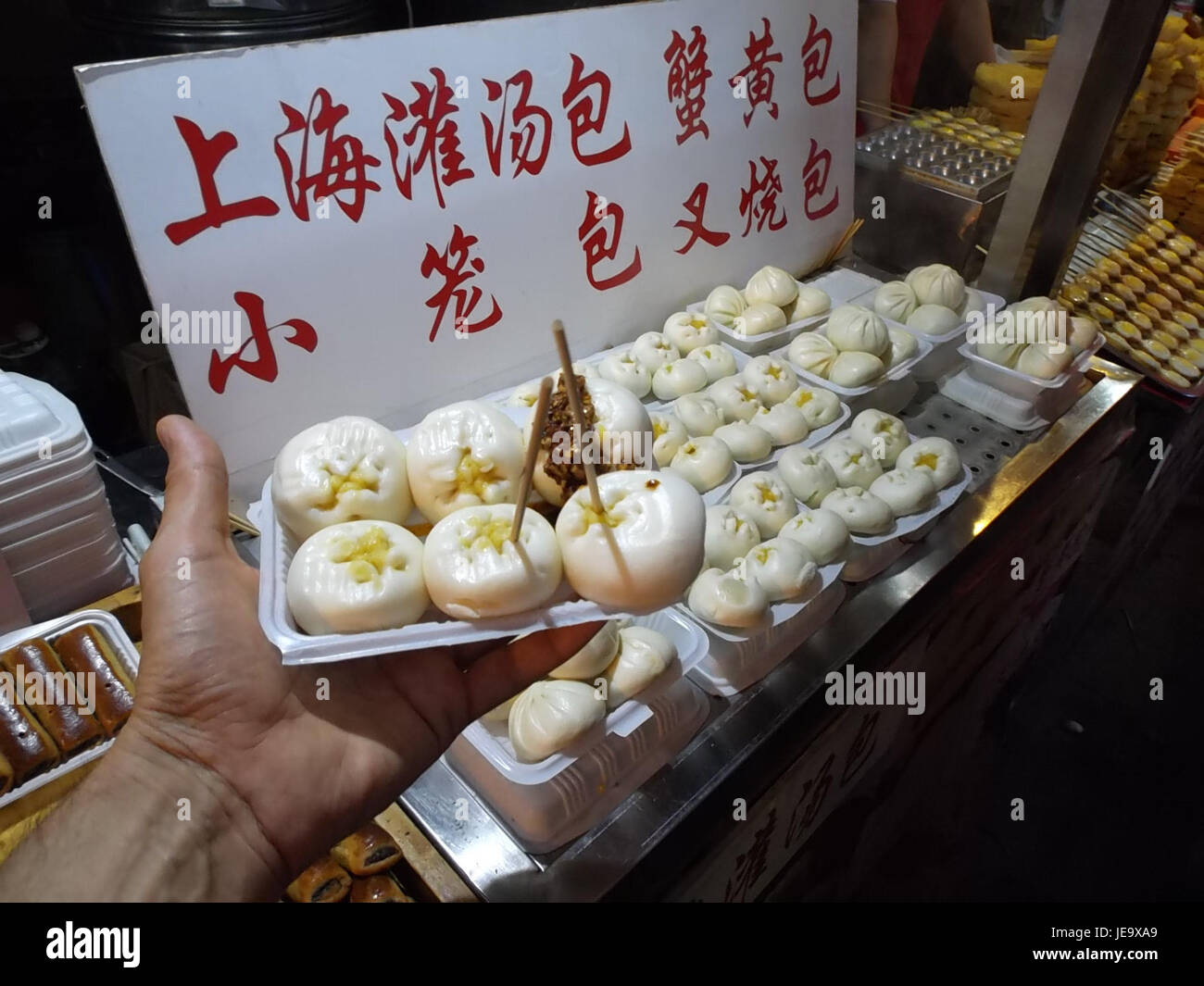 Chinese tourists making offerings hi-res stock photography and images ...