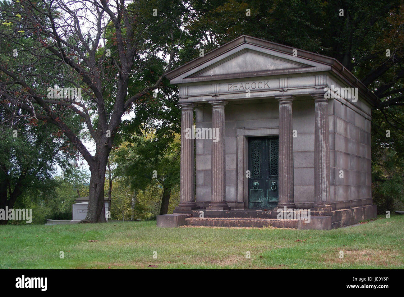 Birds in cemetery hi-res stock photography and images - Alamy