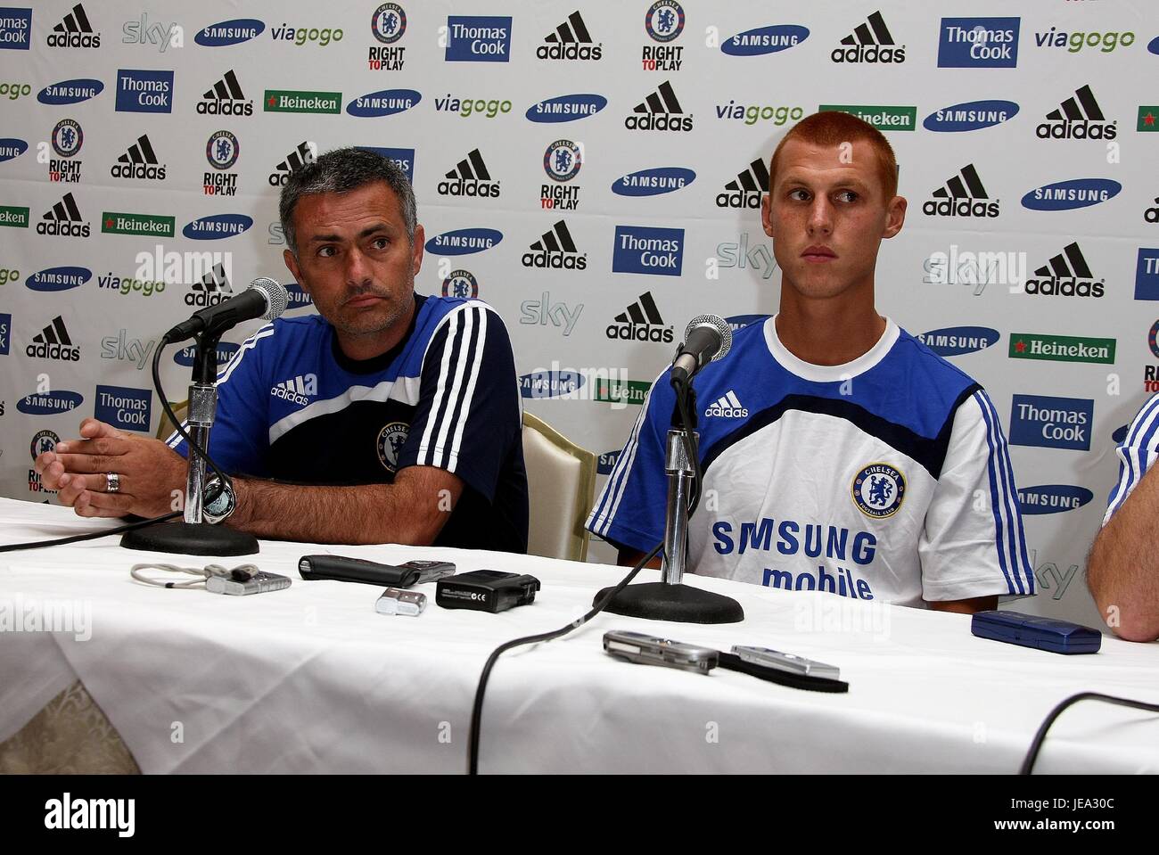 JOSE MOURINHO & STEVE SIDWELL CHELSEA FC BEVERLY HILLS CALIFORNIA USA ...
