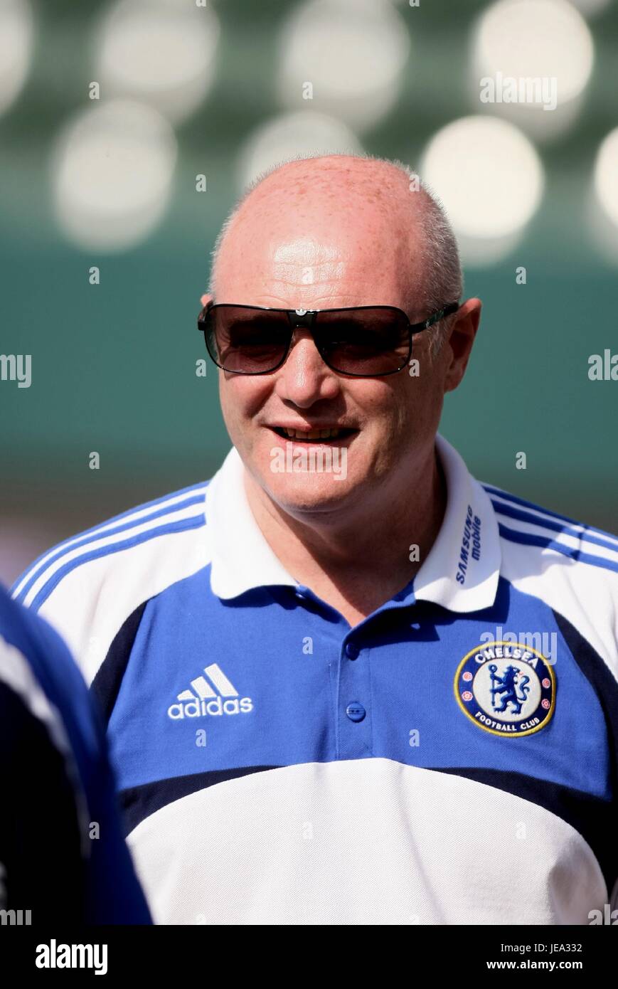 PETER KENYON CHELSEA FC CHIEF EXECUTIVE HOME DEPOT CENTER CARSON LOS ...