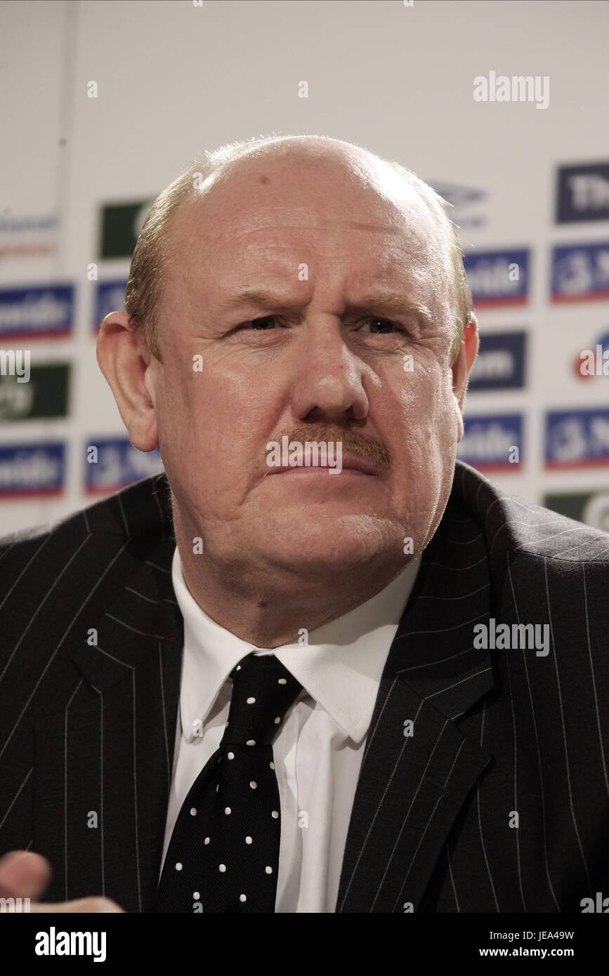 Chief executive of the football conference hi-res stock photography and ...