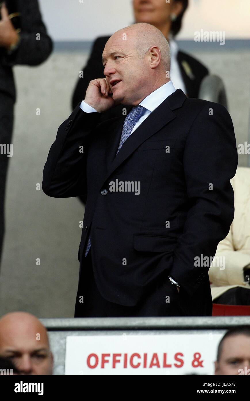 PETER KENYON CHELSEA FC CHIEF EXECUTIVE JJB STADIUM WIGAN ENGLAND 03 ...