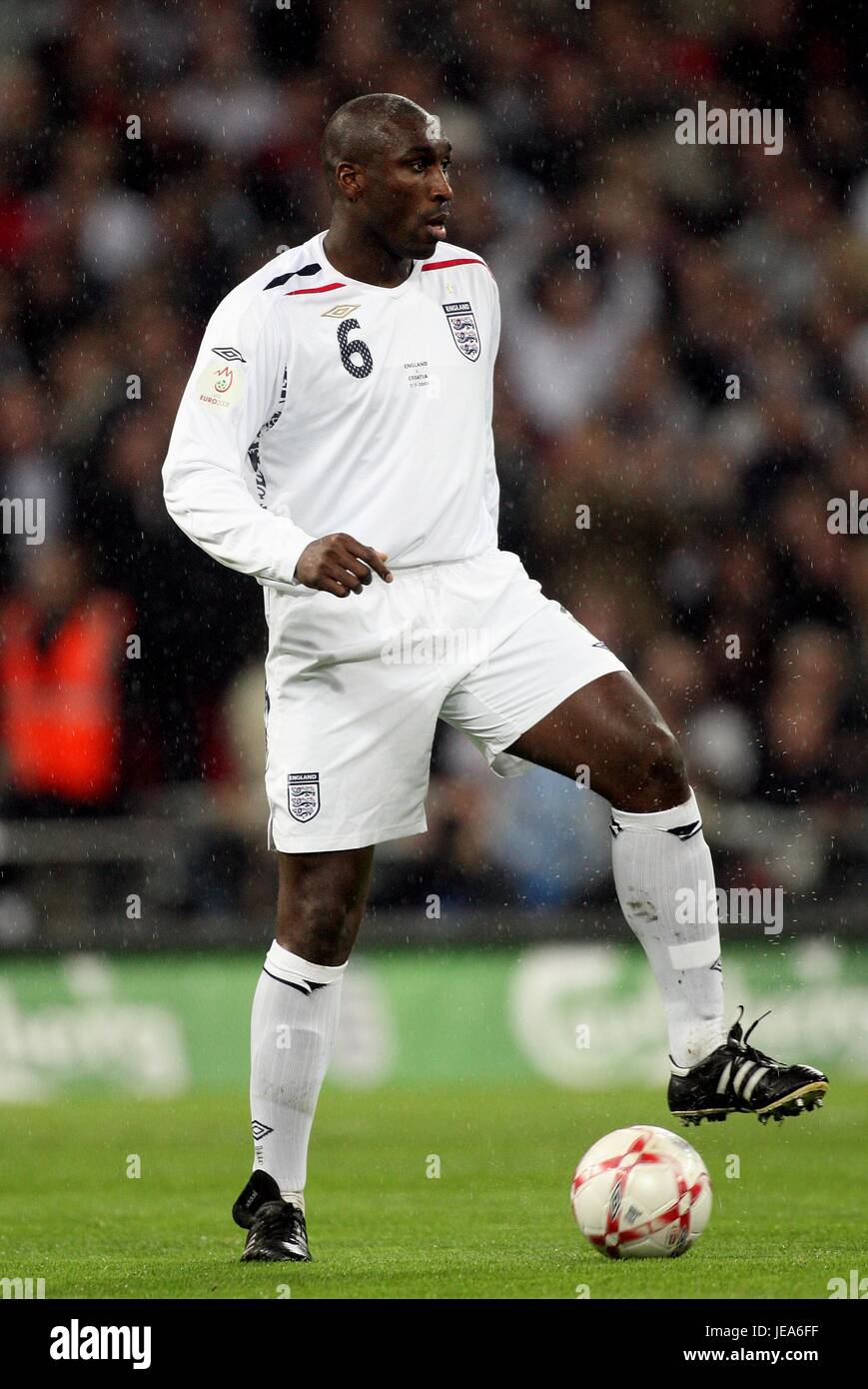 SOL CAMPBELL ENGLAND & PORTSMOUTH FC WEMBLEY LONDON ENGLAND 21 November ...
