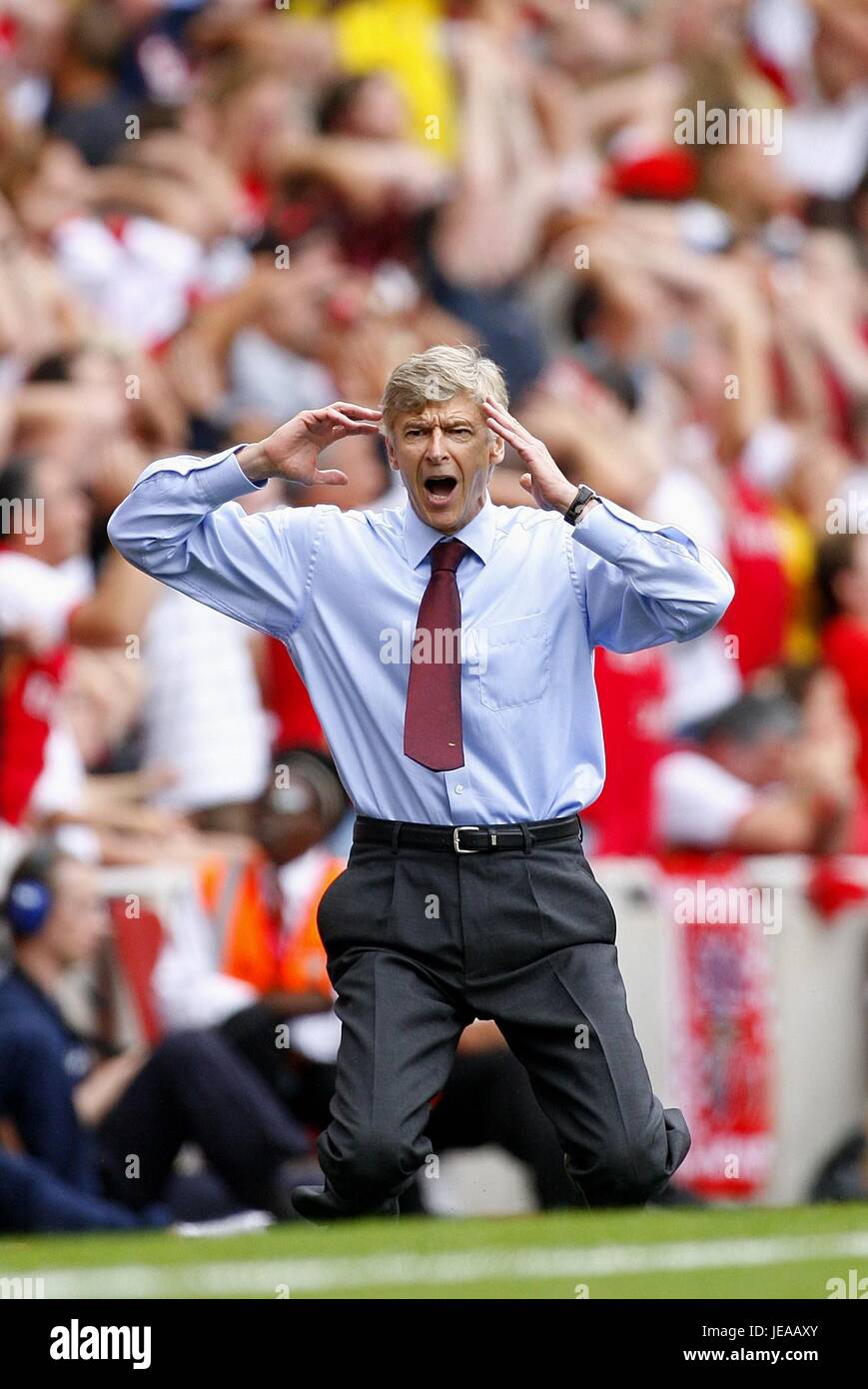 Emirates stadium arsene wenger hi-res stock photography and images - Alamy