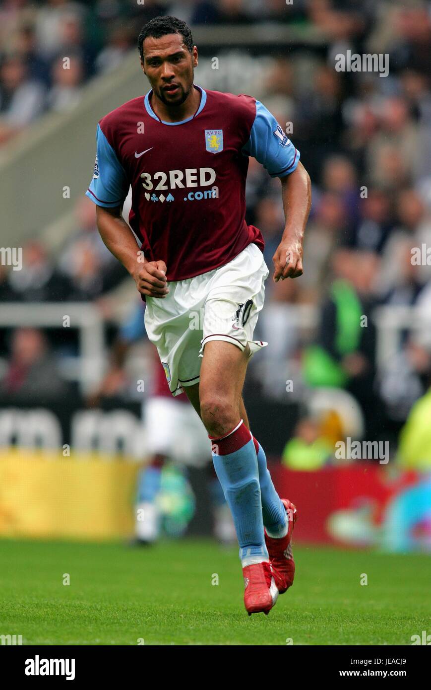 JOHN CAREW ASTON VILLA FC ST JAMES PARK NEWCASTLE 18 August 2007 Stock ...