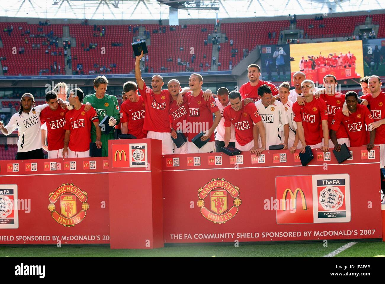 MANCHESTER UTD CELEBRATE FA COMMUNITY SHIELD WINNERS 07 WEMBLEY LONDON ...