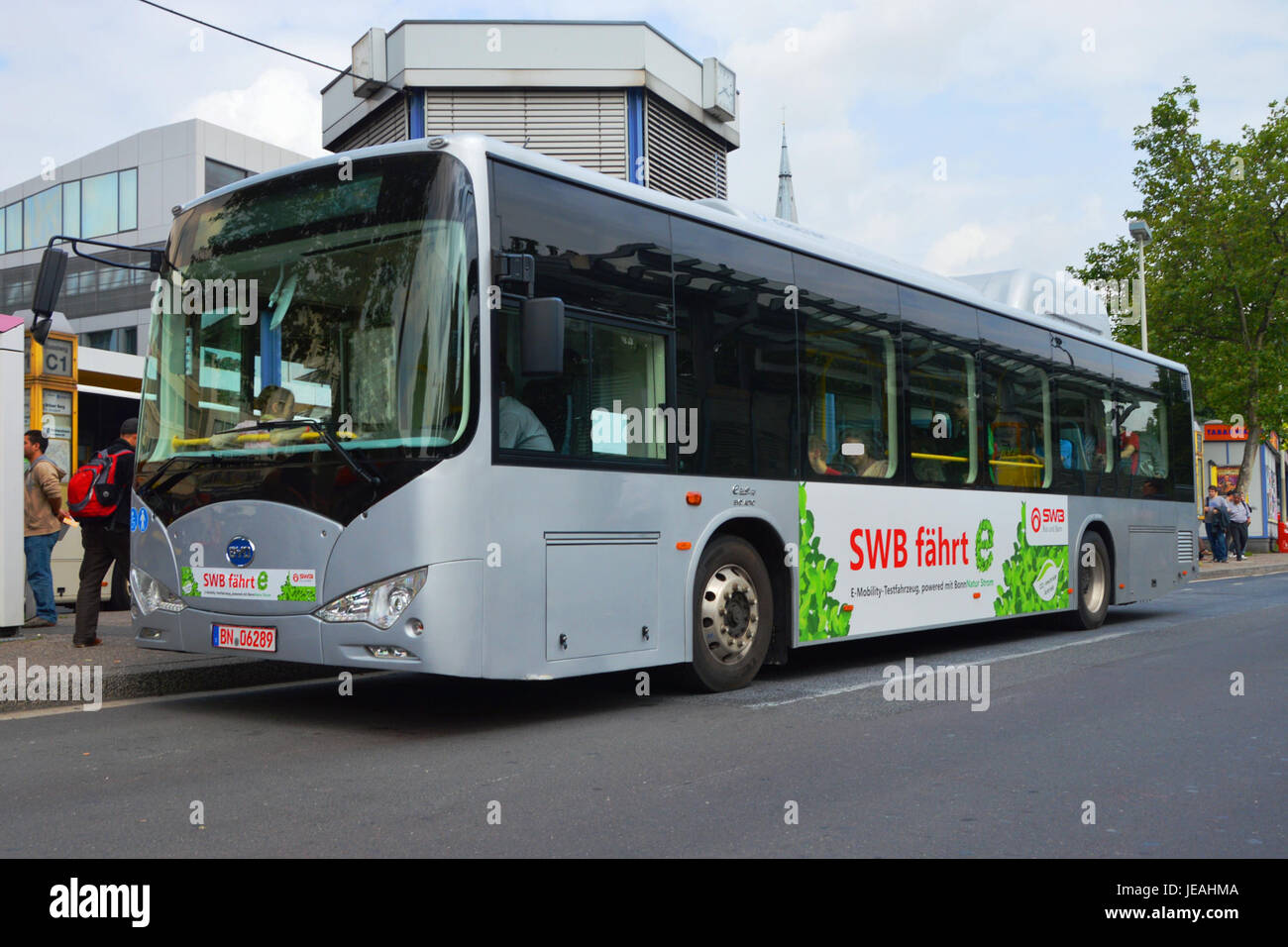 Bus facing left hi-res stock photography and images - Alamy