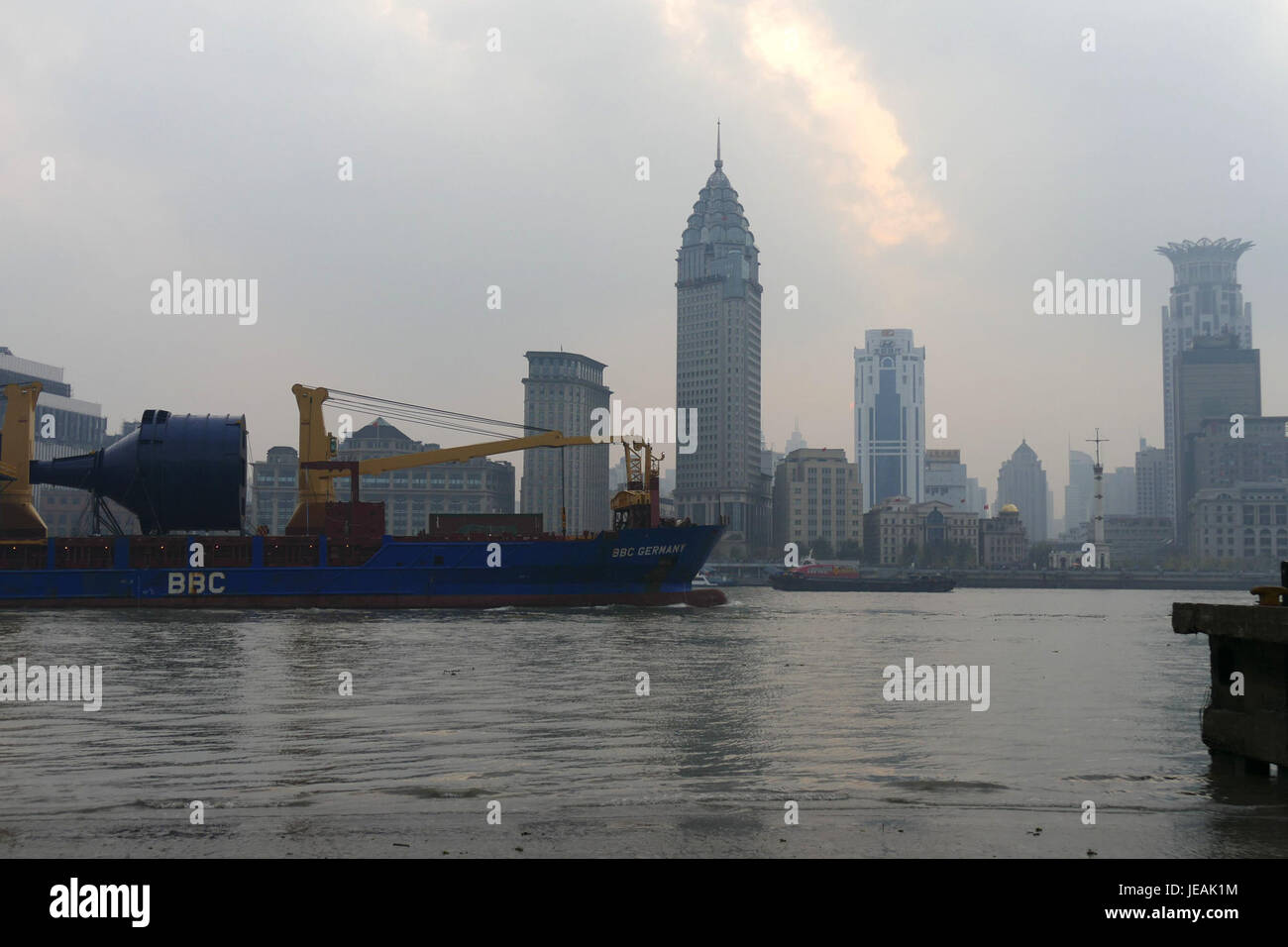 2014.11.16.162113 Ships Huangpu River Shanghai Stock Photo - Alamy