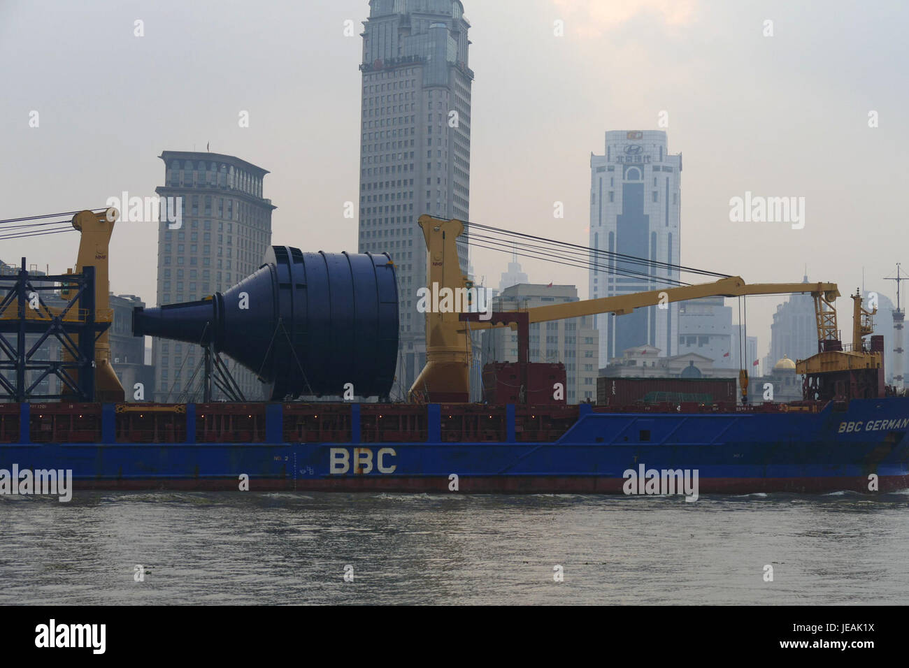 Chinese shanghai commercial port hi-res stock photography and images ...
