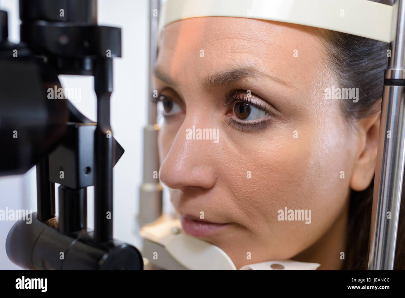 woman getting her eyes tested Stock Photo - Alamy