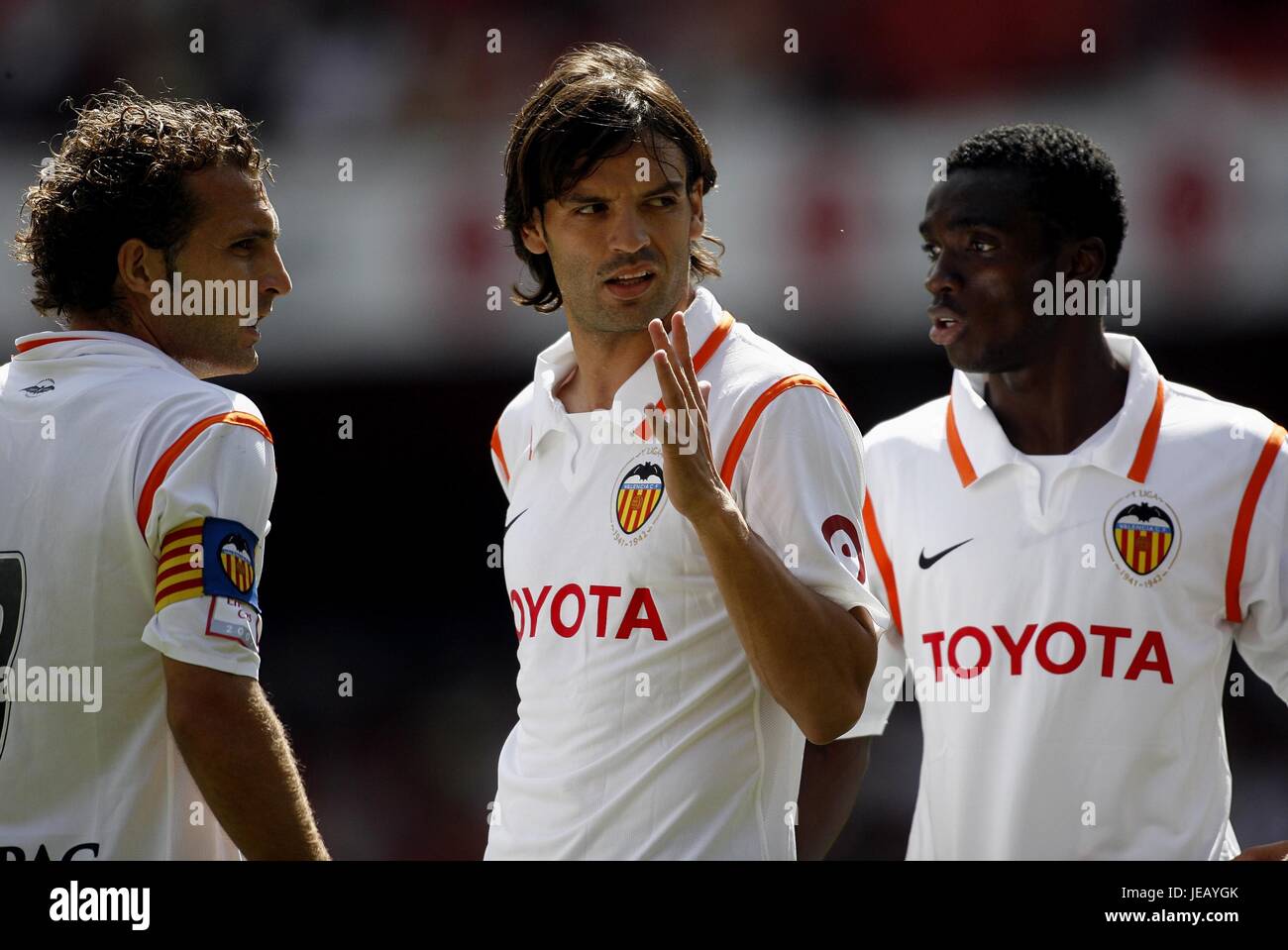 R BARAJA & FERNANDO MORIENTES VALENCIA EMIRATES STADIUM LONDON ENGLAND ...