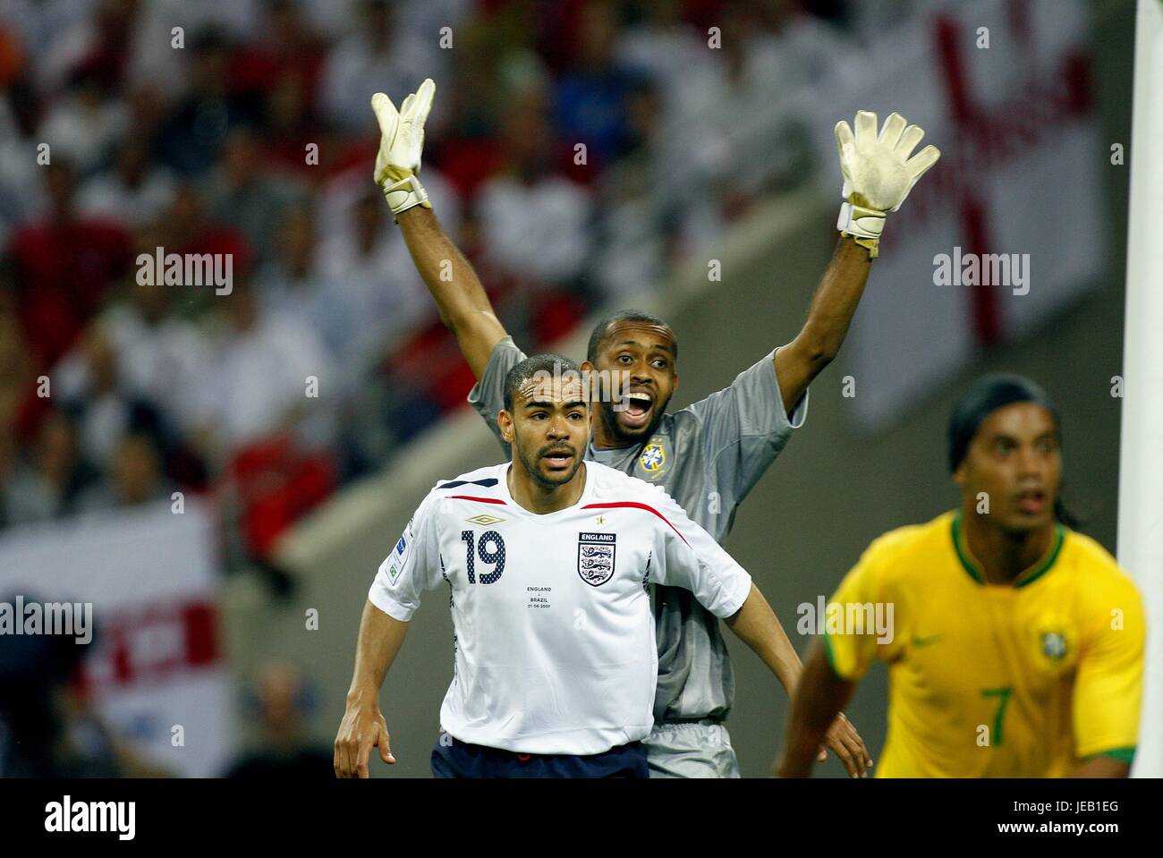 KIERON DYER & HELTON ENGLAND V BRAZIL WEMBLEY STADIUM LONDON ENGLAND 01 ...