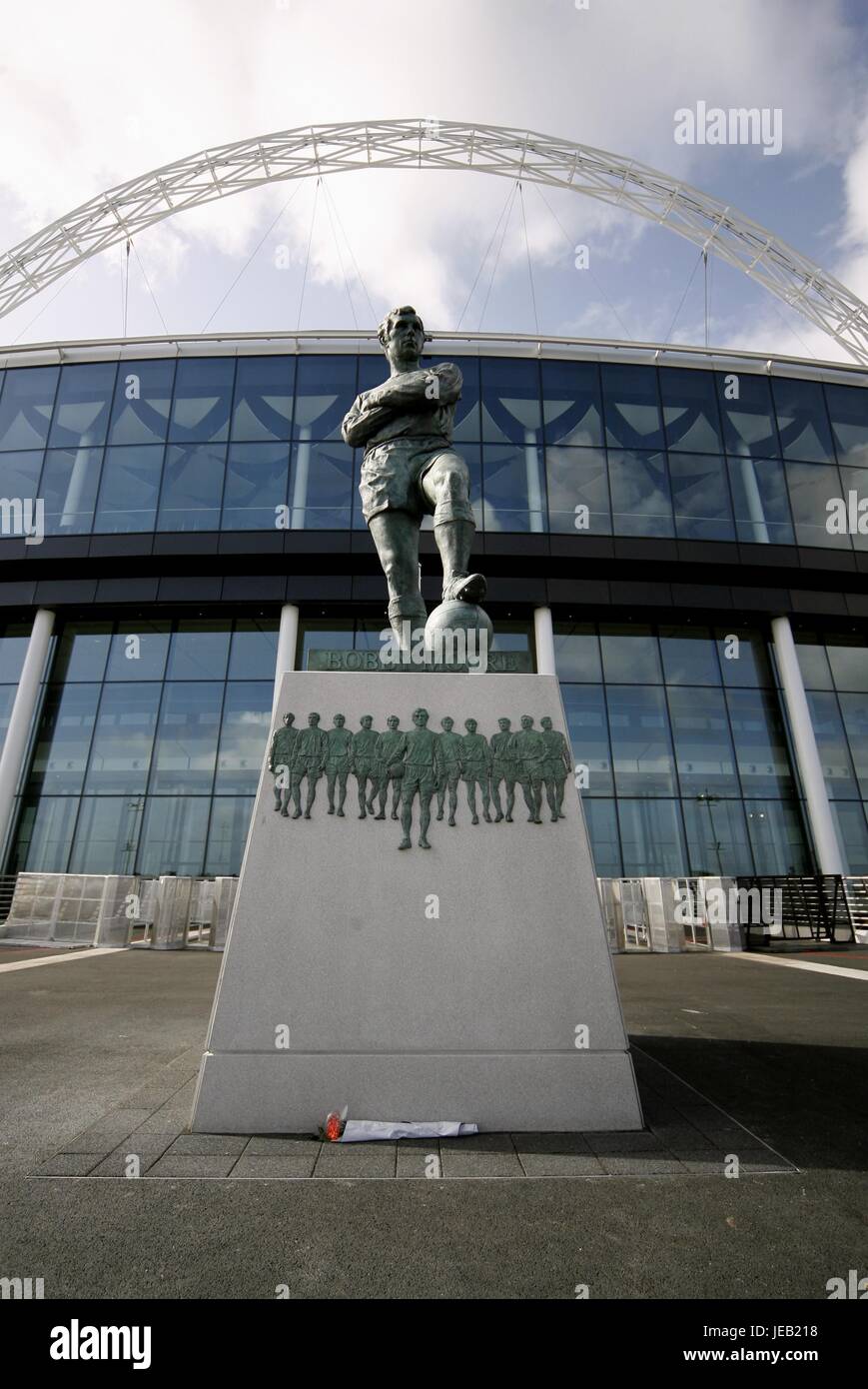 BOBBY MOORE STATUE WEMBLEY STADIUM LONDON WEMBLEY STADIUM LONDON ...