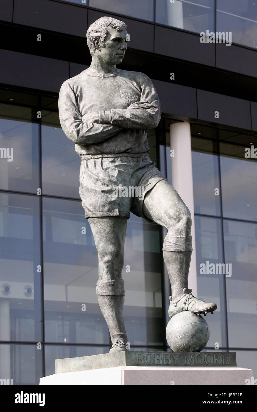 BOBBY MOORE STATUE WEMBLEY STADIUM LONDON WEMBLEY STADIUM LONDON ...