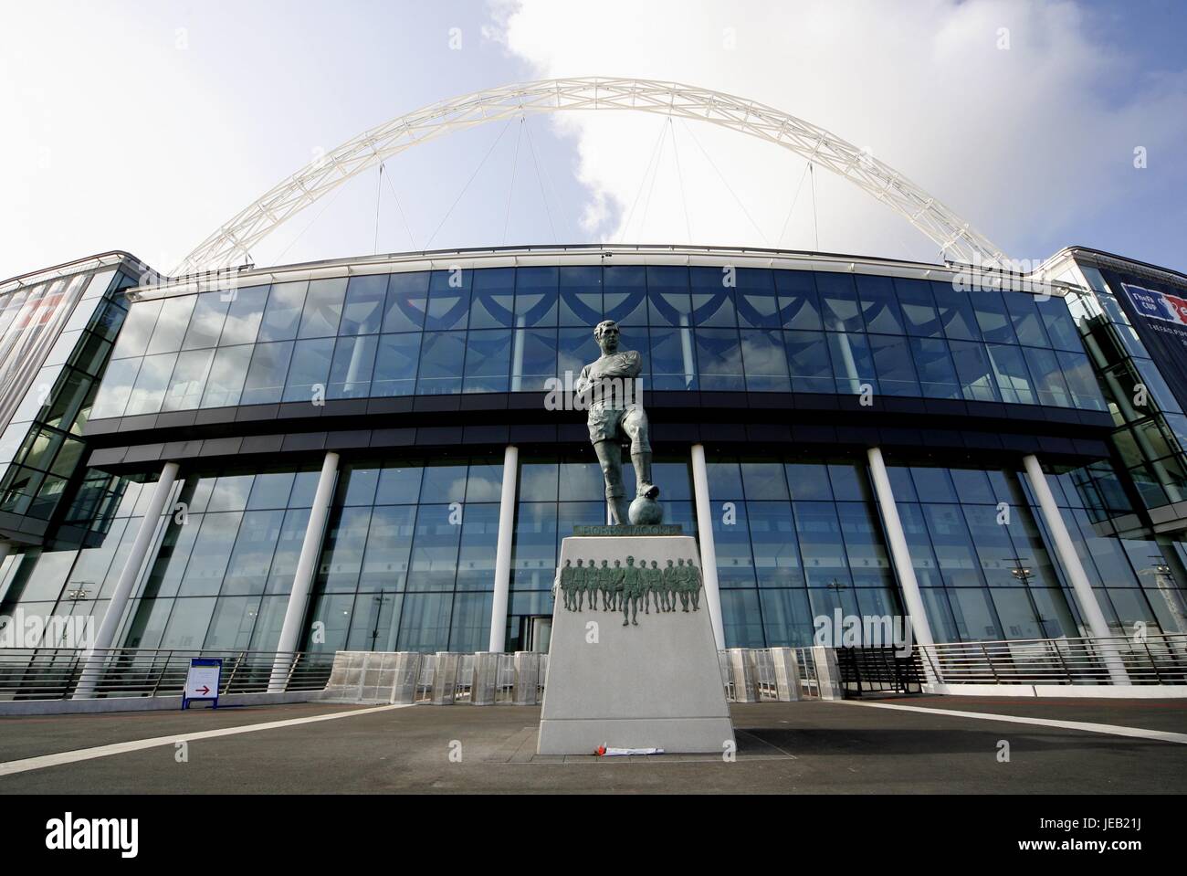 BOBBY MOORE STATUE WEMBLEY STADIUM LONDON WEMBLEY STADIUM LONDON ...