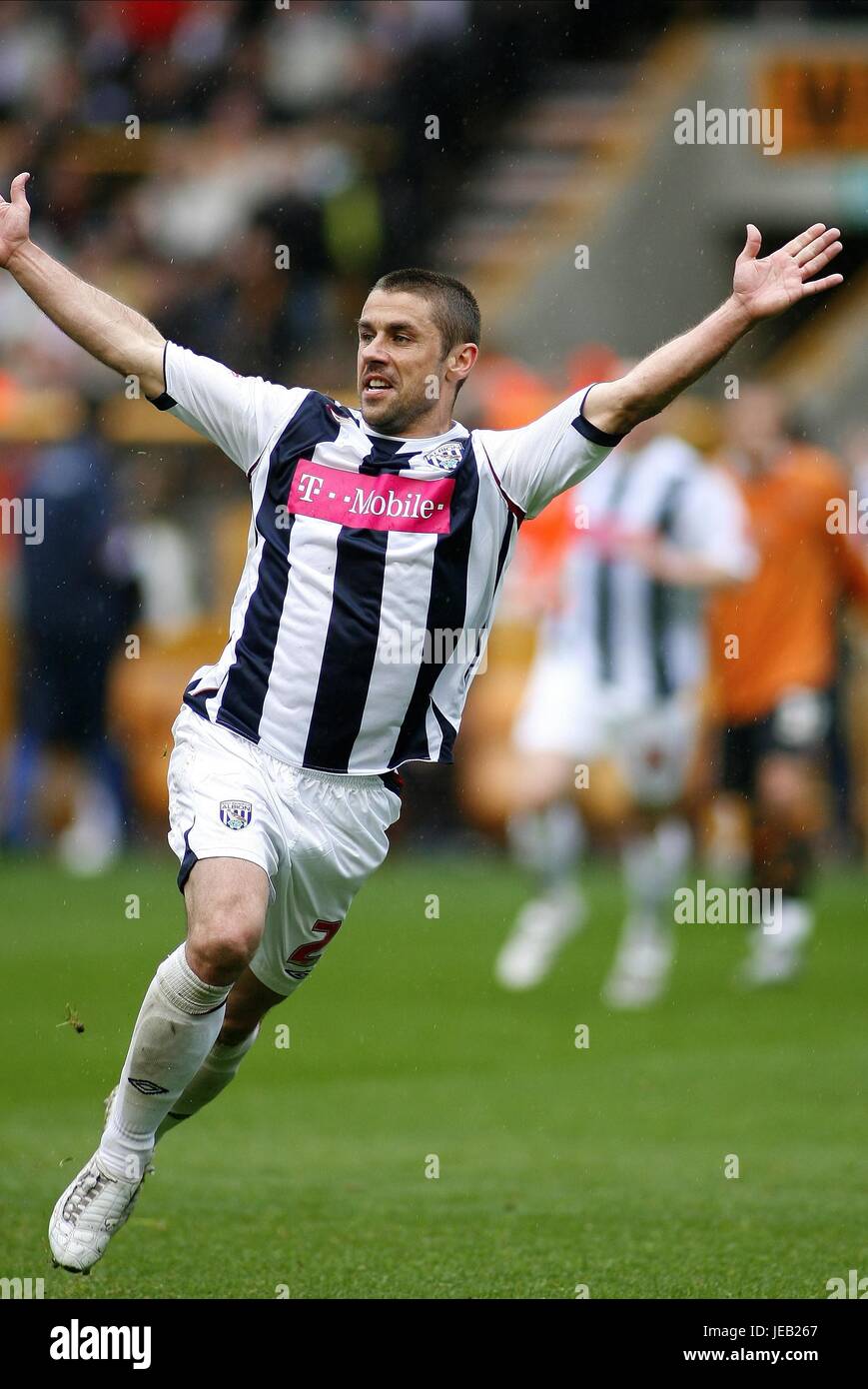 KEVIN PHILIPS CELEBRATES WOLVES V WEST BROM MOLINEUX WOLVERHAMPTON ...