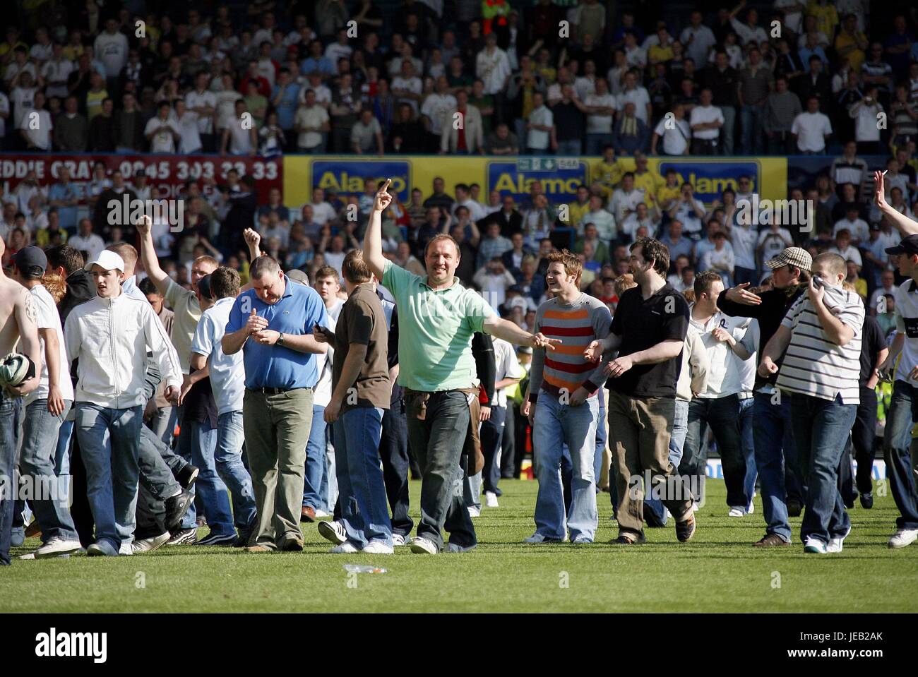 LEEDS FANS INVADE THE PITCH LEEDS UTD V IPSWICH TOWN ELLAND ROAD LEEDS ...