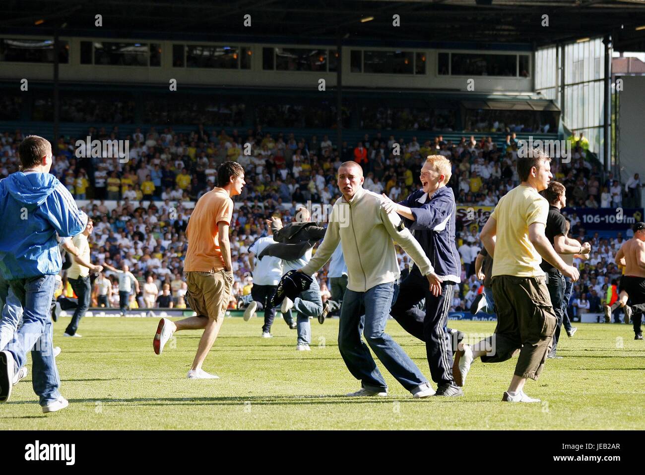 Pitch view of fans hi-res stock photography and images - Alamy