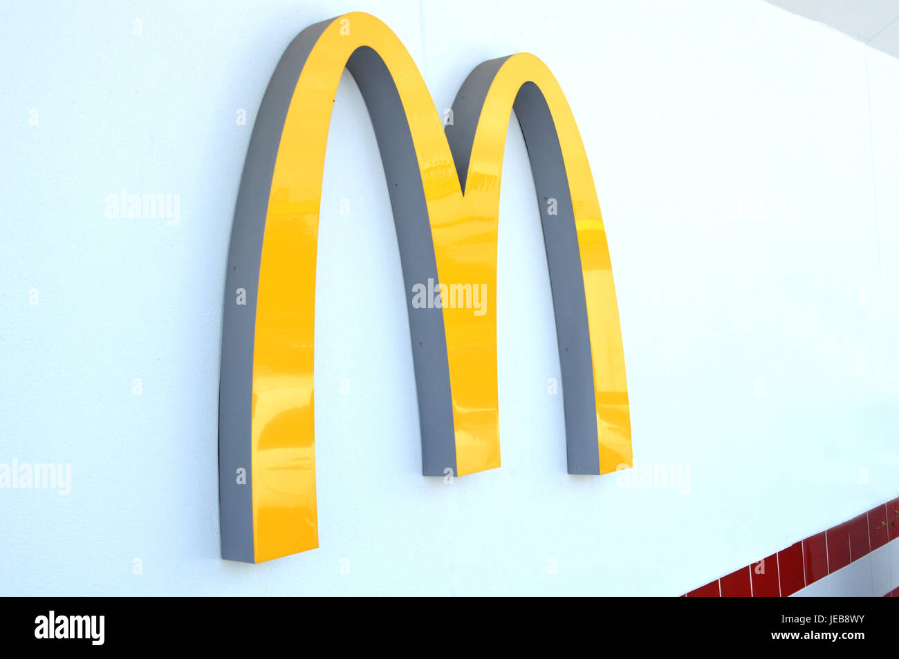 People outdoor healthy eating chain hi-res stock photography and images ...