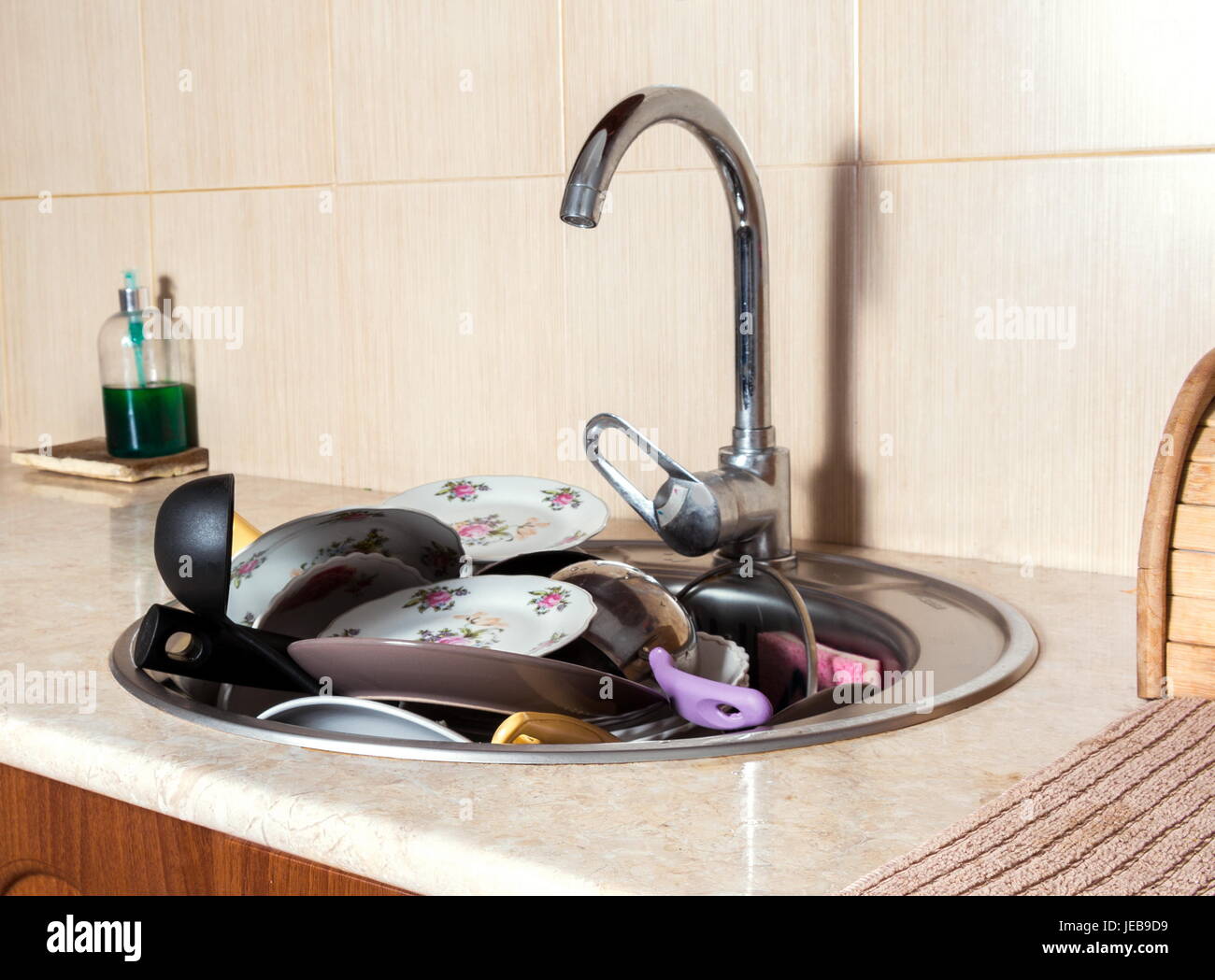 Kitchen sink full dirty dishes hi-res stock photography and images - Alamy