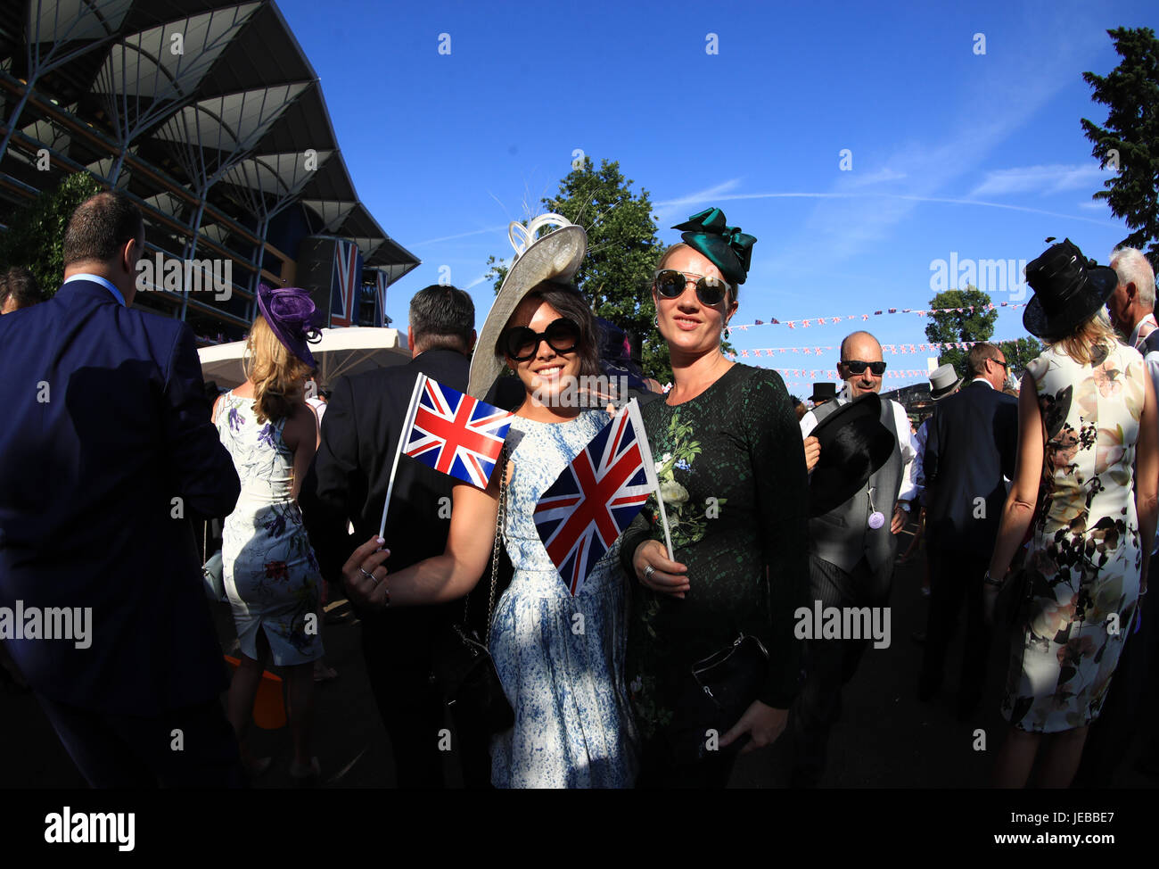Female racegoers wave union jack flags hi-res stock photography and ...