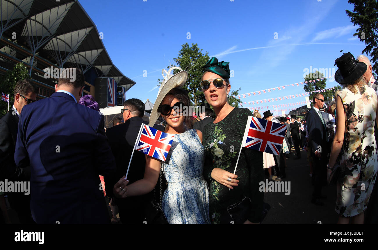 Female racegoers wave union jack flags hi-res stock photography and ...