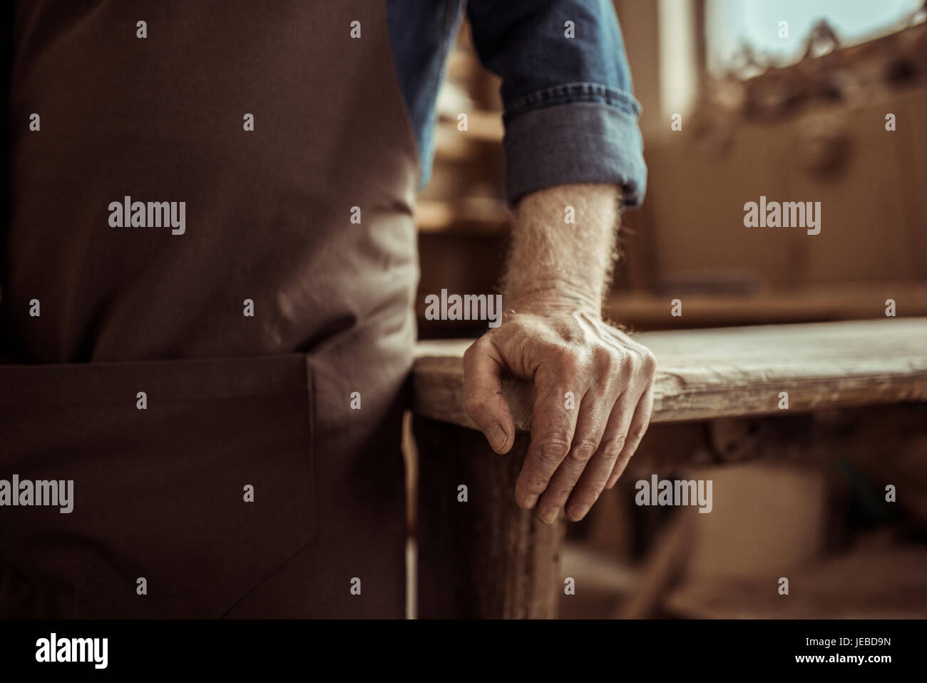 Man leaning on work table hi-res stock photography and images - Alamy