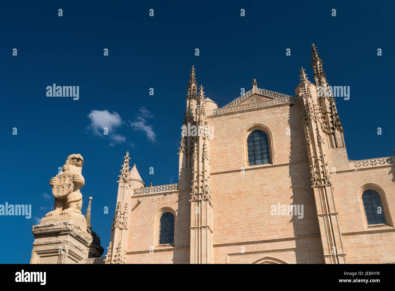 Segovia lion statue hi-res stock photography and images - Alamy